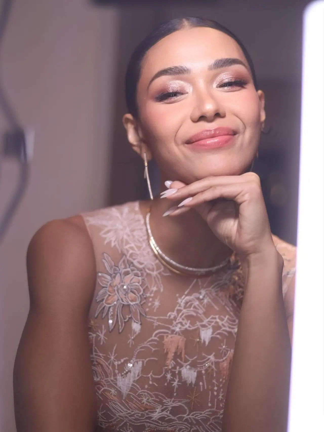 Glowing dan Flawless, Ini 5 Potret Cantik Adinia Wirasti yang Resmi ...