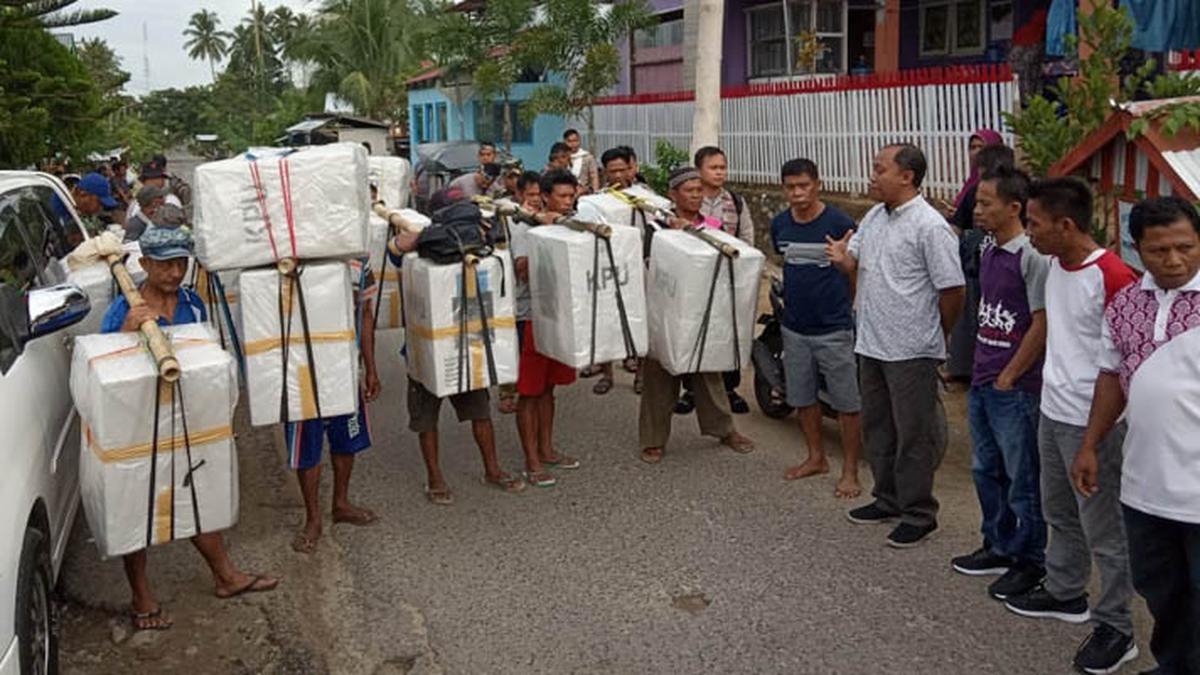 Memikul Surat Suara ke Desa Pinogu, Jalan Kaki 14 Jam dan Melintasi ...