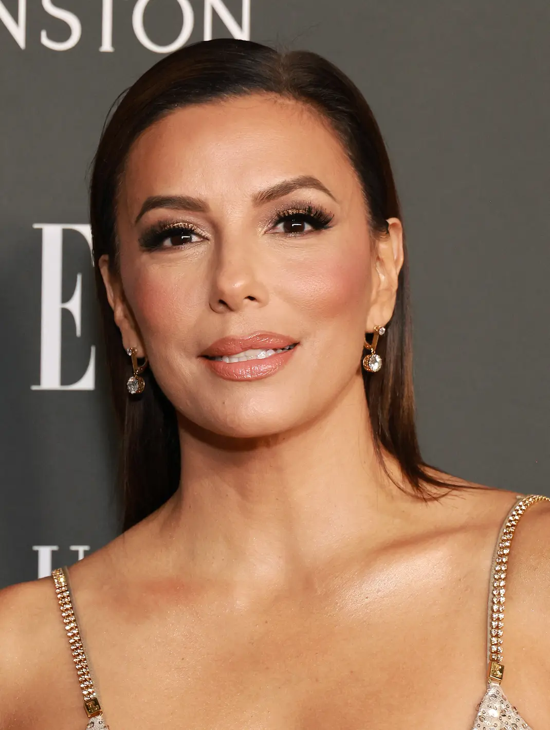 Pesona Eva Longoria Bergaun Silver Metalik dengan Belahan Rendah di ...