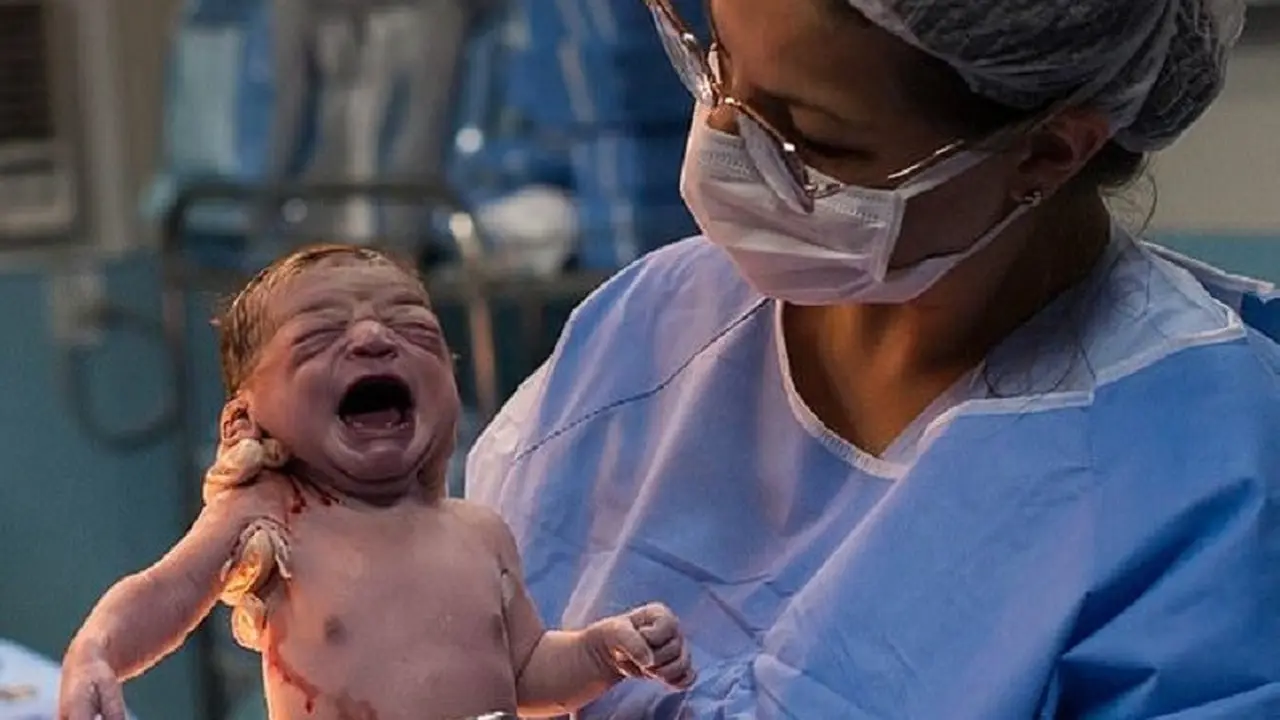 Pasang Wajah Cemberut Saat Lahir, Ekspresi Bayi Ini Bikin Gemas ...