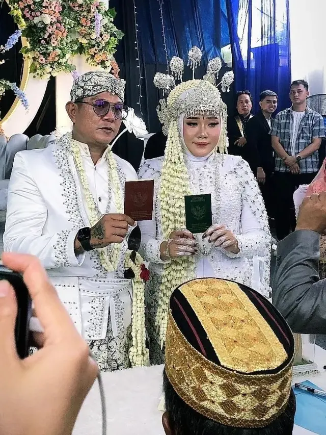7 Potret Ayu Kartika Istri Baru Andika Kangen Band, Tampil Menawan di Pernikahan - Hot Liputan6.com
