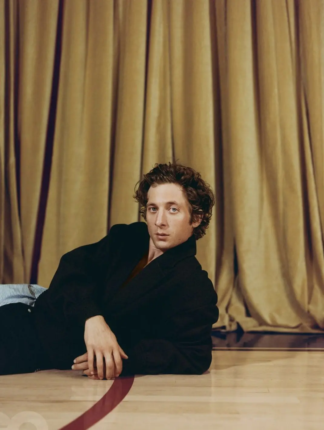 6 Potret Penampilan Jeremy Allen, Terbaru Disebut Sebagai Model Calvin ...