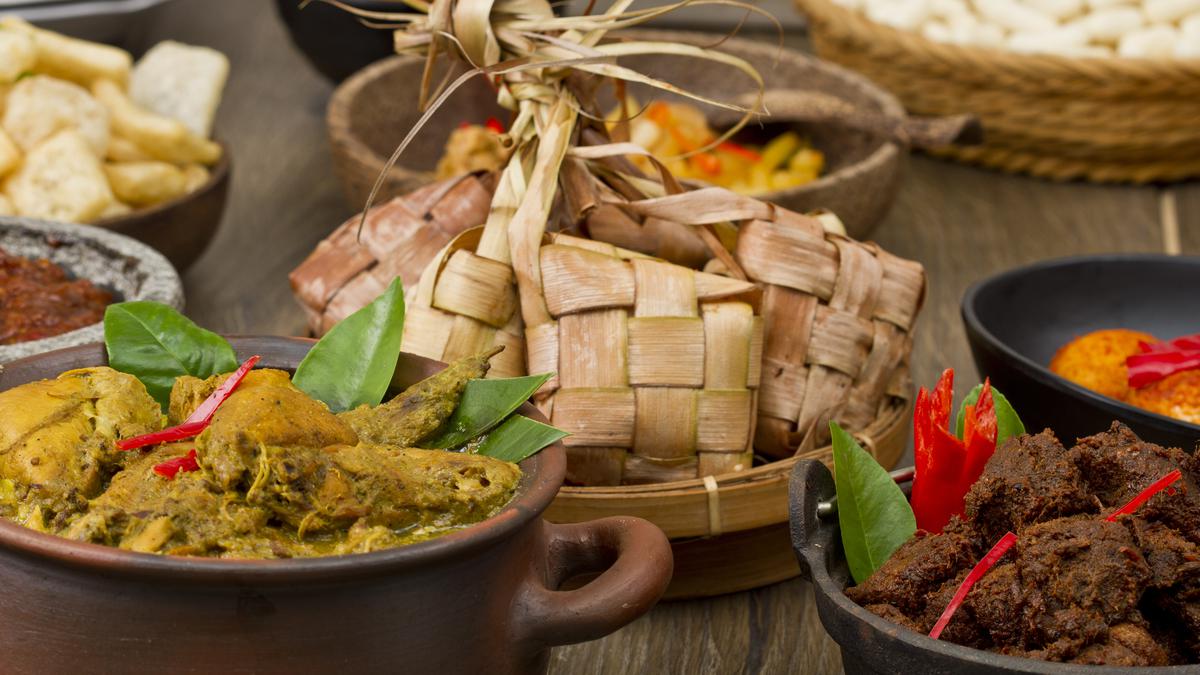 7 Masakan Khas Indonesia yang Wajib Ada Saat Hari Raya - Lifestyle ...