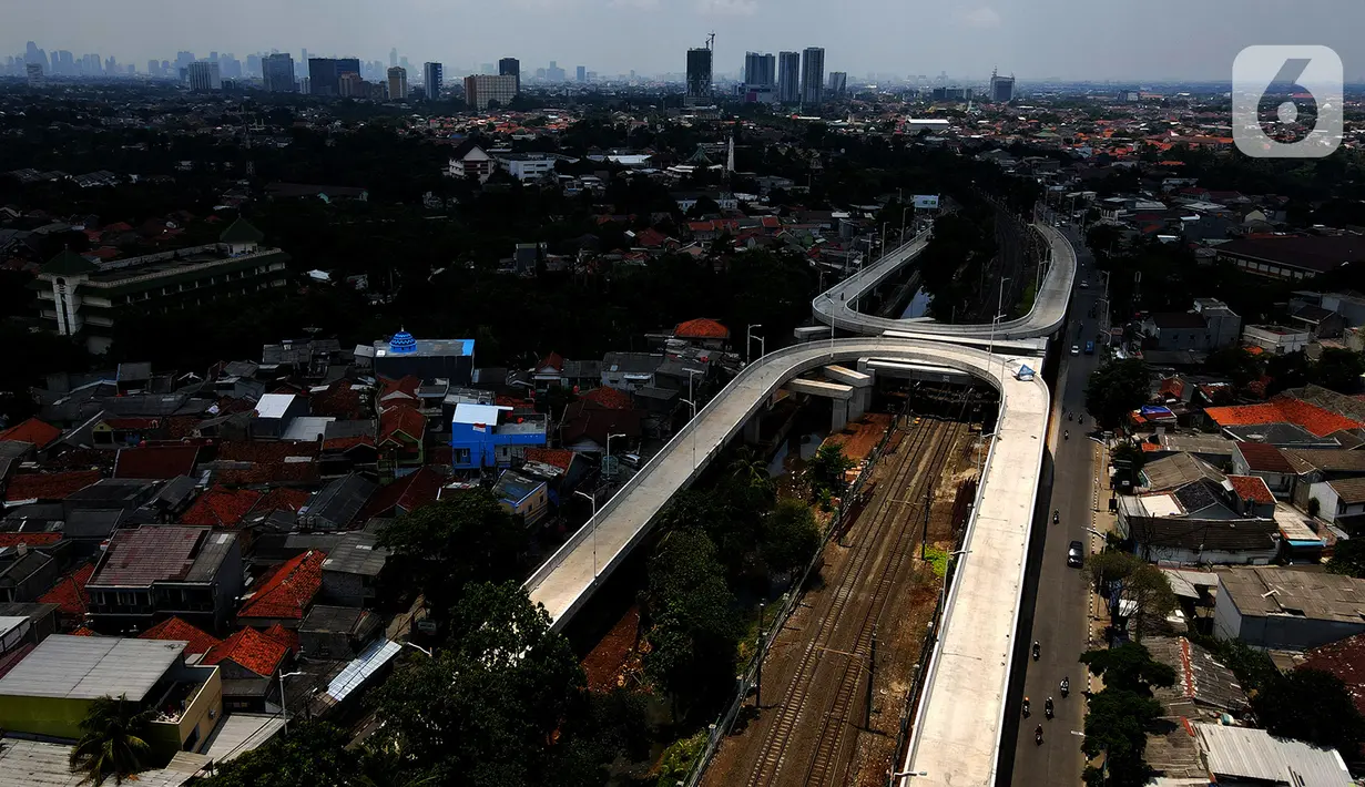 FOTO: Memantau Pembangunan Flyover Tanjung Barat - Foto Liputan6.com