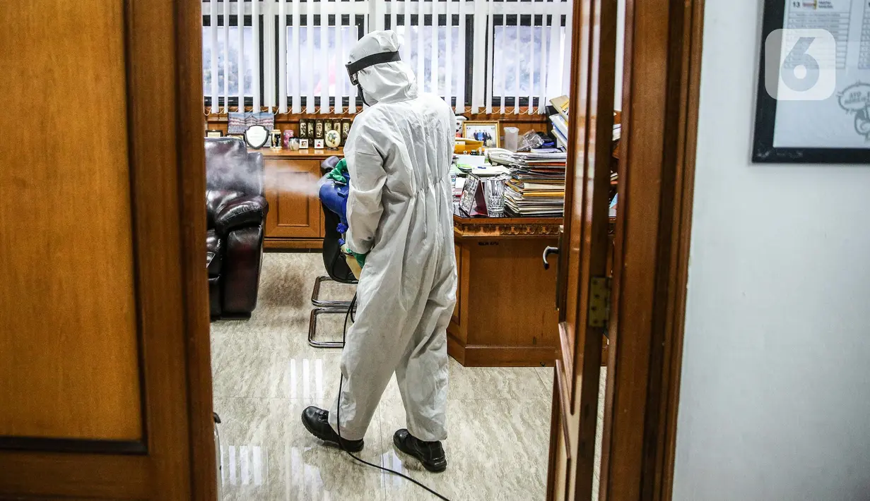 FOTO: Pegawai Terpapar Covid-19, Gedung KPU Pusat Disemprot Disinfektan ...