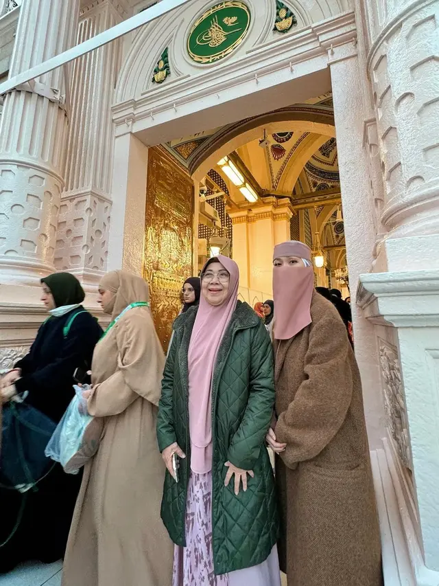 6 Potret BCL Pakai Cadar di Madinah, Umrah Pertama Bareng Tiko Aryawardhana dan Lihat Langsung ...