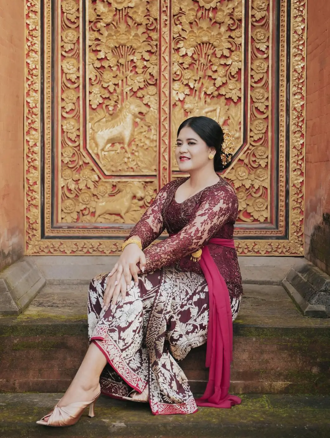 8 Tampilan Elegan Khas Ibu Pejabat Kahiyang Ayu dalam Busana Adat ...