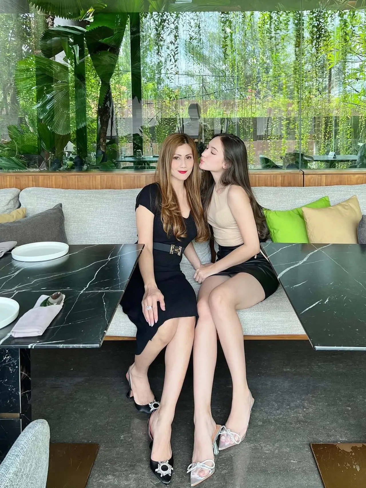 6 Potret Kebersamaan Laura Moane dan Ibunda, Bak Kakak Adik - Hot ...