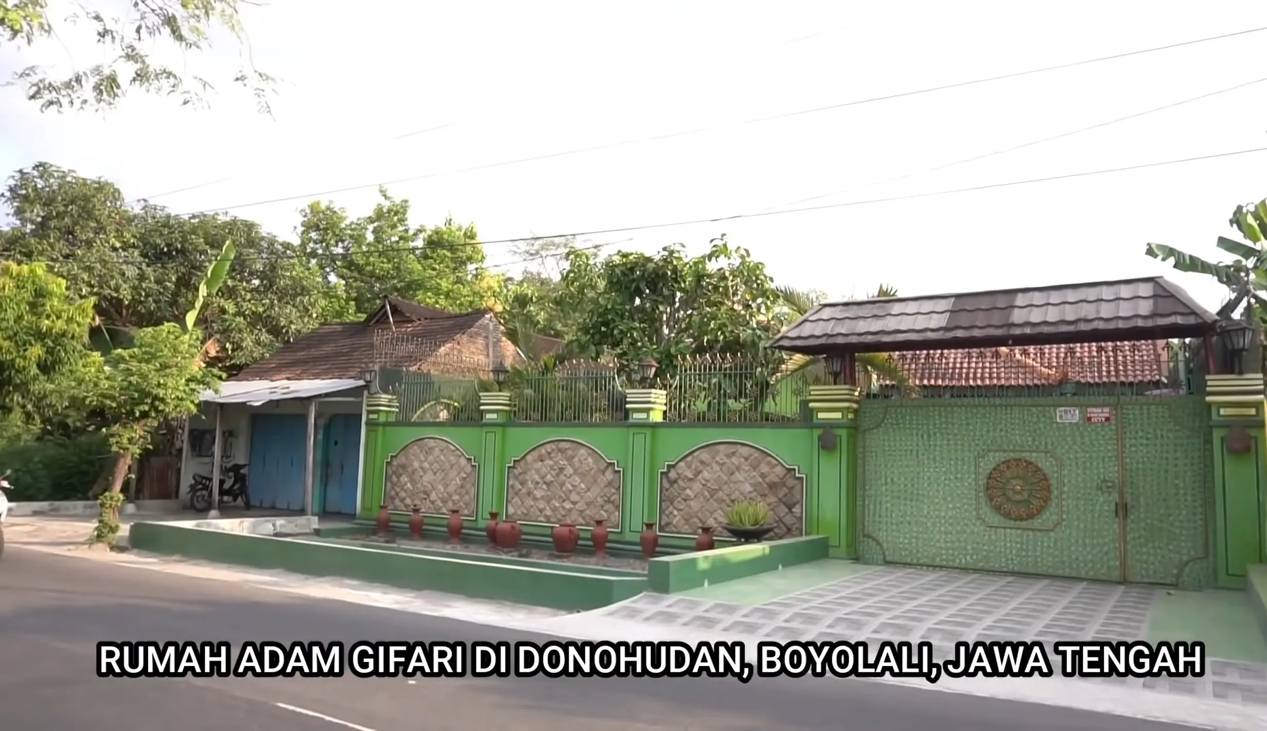 10 Potret Rumah Anak Rhoma Irama, Adam Gifari yang Asri dan Unik ...