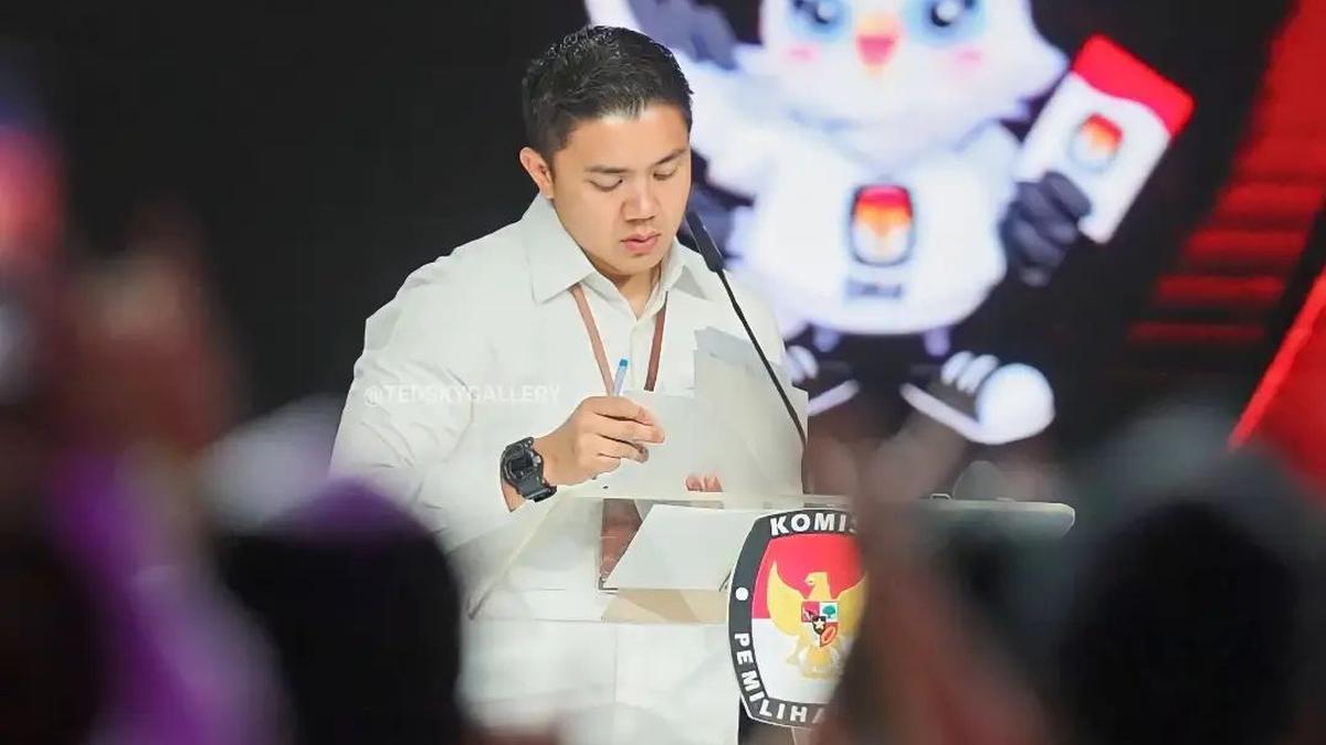 6 Potret Pesona Gagah Mayor Teddy, Ajudan Prabowo yang Sukses Curi Perhatian Netizen