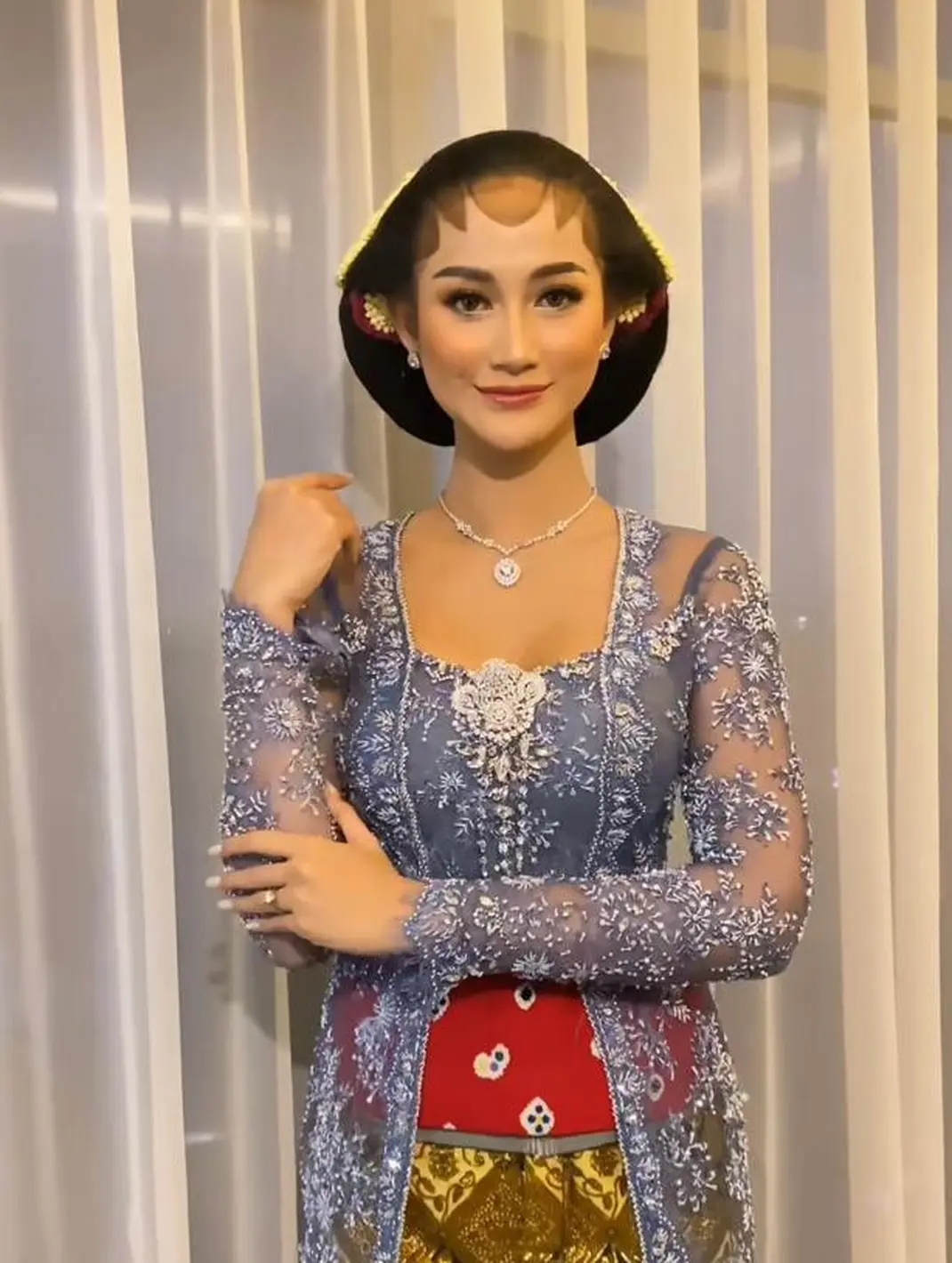 8 Potret Putri Indonesia 2020 Ayu Maulida Berkebaya di Momen Siraman ...