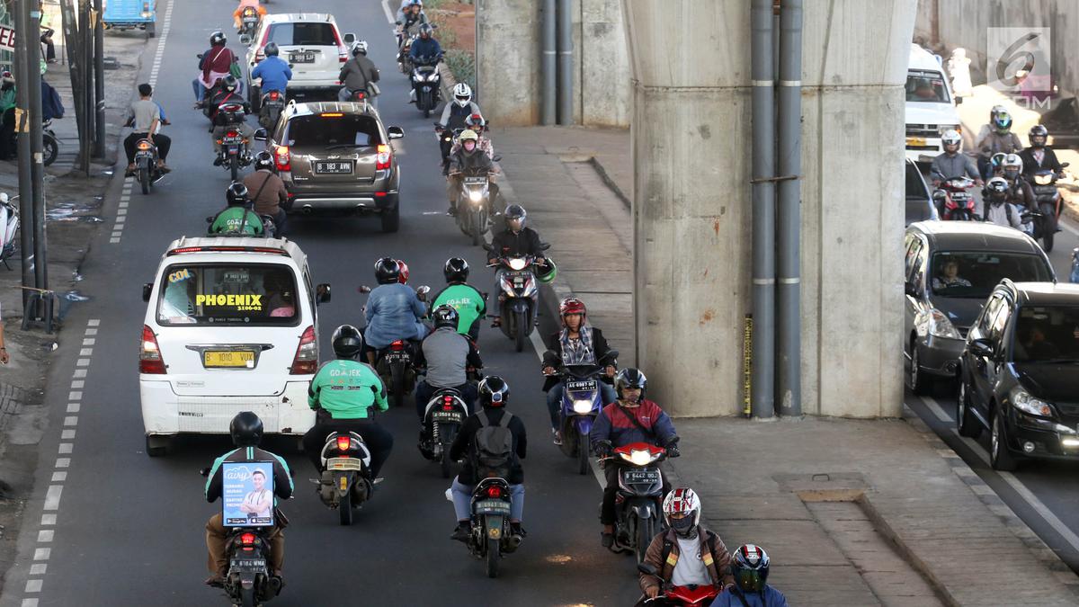 FOTO: Ramai-Ramai Pengendara Motor Melawan Arus di Ciledug Raya - Foto Liputan6.com