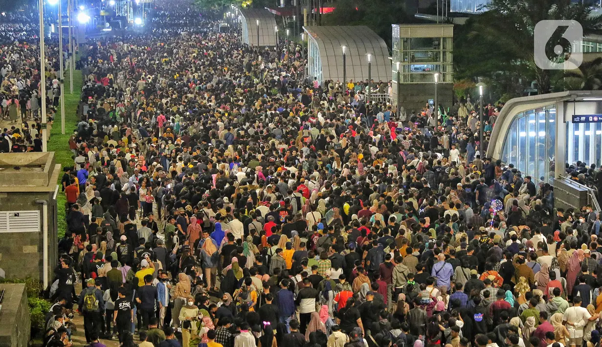 Rayakan Tahun Baru, Ribuan Warga Tumpah Ruah Padati Kawasan Bundaran HI - Foto Liputan6.com