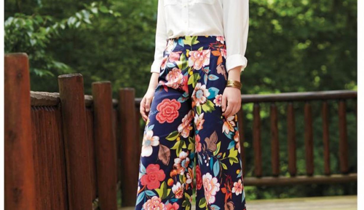 15 Gaya Seru Kenakan Celana Bunga-bunga Untuk Sehari-Hari - Photo ...