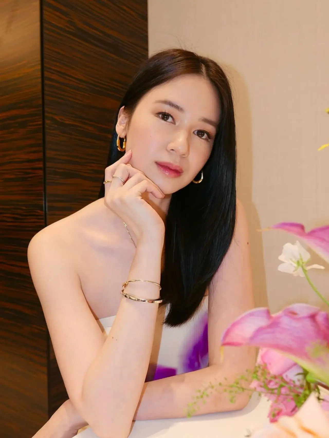 5 Pesona Elegan Laura Basuki dalam Potret Terbaru, Tampilkan Visual ...