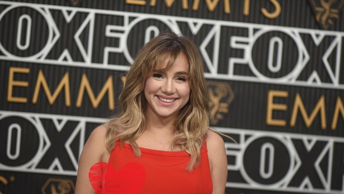 Suki Waterhouse Akui Gaunnya di Emmy Awards 2023 Mesti Dipermak demi ...