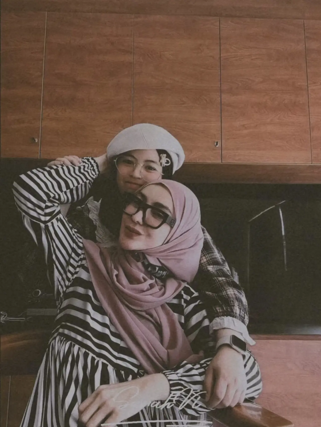 7 Potret Sarah Vi ‘Pesantren & Rock n' Roll’ dan Putrinya, Bak Pinang ...