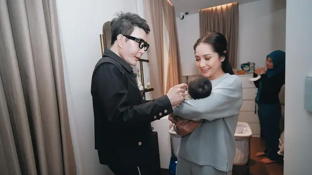 6 Momen Artis Jenguk Bayi Lily Anak Angkat Raffi Ahmad, Ada Pasangan Muda - Hot Liputan6.com