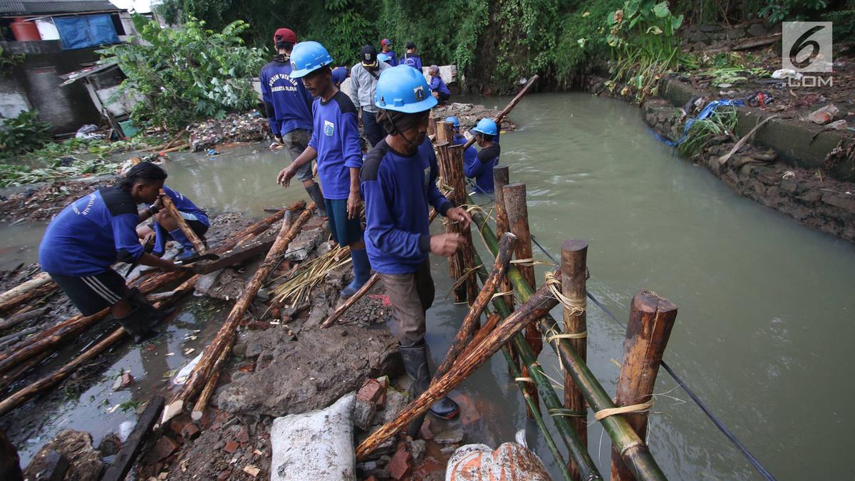 PHOTO: Tanggul Kembali Jebol, Puluhan Rumah di Jatipadang Terendam ...