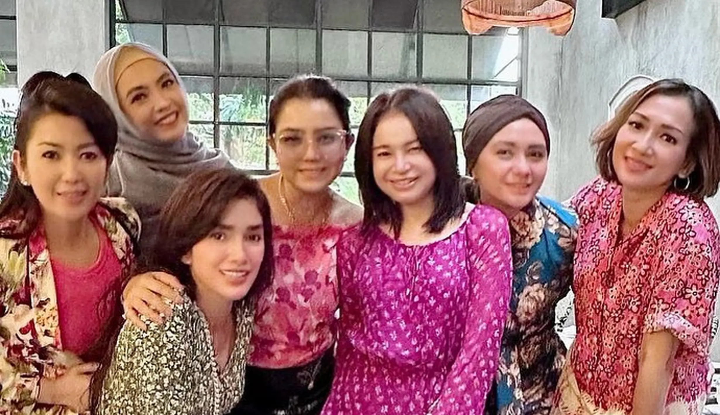 Potret Geng Kepompong Kumpul Kenakan Dress Code Motif Bunga