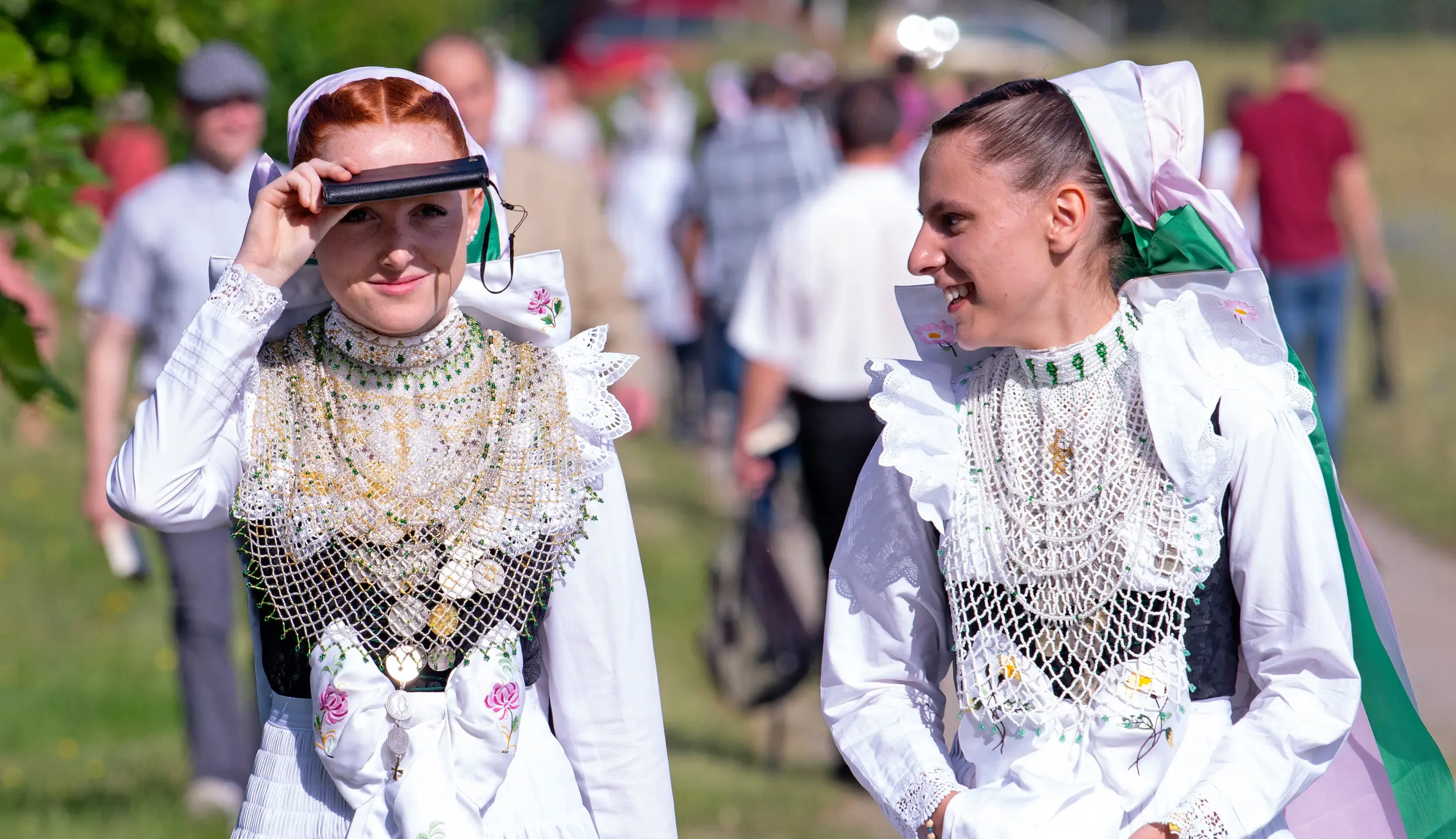 FOTO: Wanita Muda Jerman Gelar Ritual Whit Monday - Foto Liputan6.com