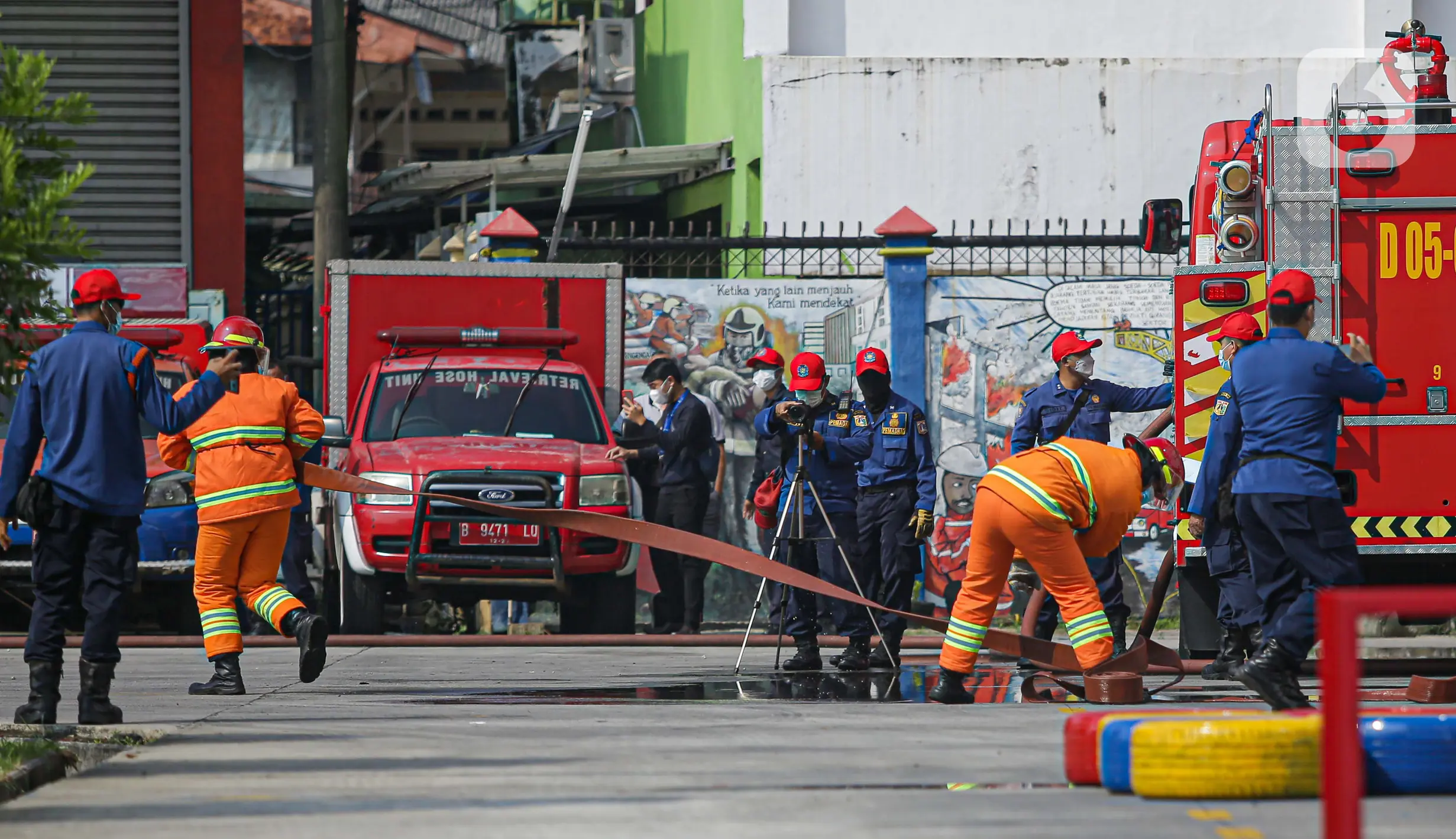 FOTO: Aksi Petugas Pemadam Kebakaran dalam Kompetisi Fire Safety Challenge - Foto Liputan6.com