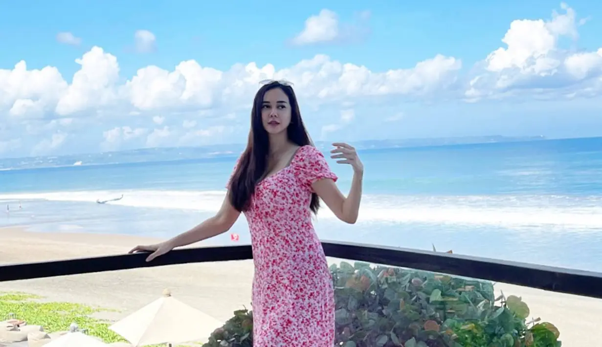 Tampil Menawan, Potret Aura Kasih Liburan di Pantai Ini Banjir Pujian - Foto Liputan6.com