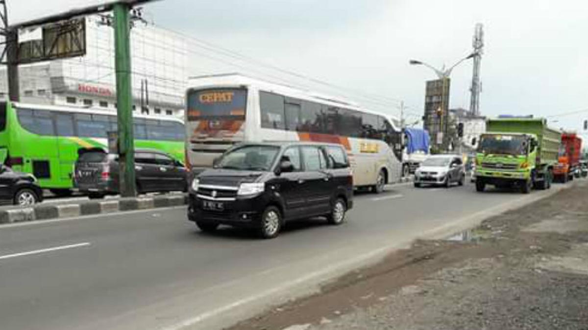 Aksi Sopir Bus Lawan Arah Buat Geram Netizen - Berita Otosia.com