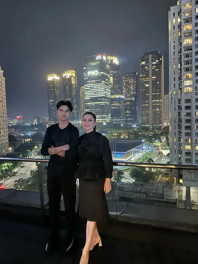 7 Potret Perayaan Ulang Tahun Cut Keke yang ke 50, Makan Malam Bareng Keluarga - Hot Liputan6.com