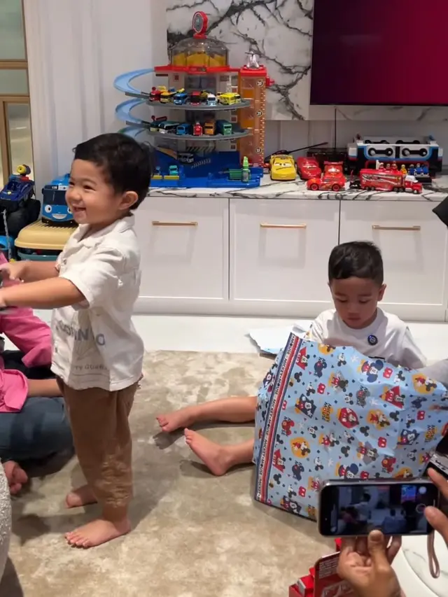 5 Potret Bromance Rayyanza dan Abe Main Bareng, Duo Bocil Menggemaskan - Hot Liputan6.com