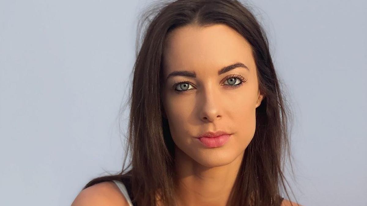 Kecelakaan Tragis, YouTuber Emily Hartridge Tewas Saat Naik Skuter