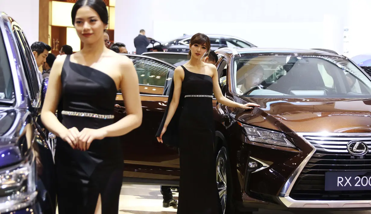 PHOTO: Pose-Pose SPG Cantik di Ajang GIIAS 2017 - Foto Liputan6.com