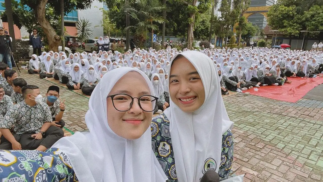 Viral Mahasiswa Ramai-Ramai Kuliah Pakai Seragam SMA, Bikin Dosen ...