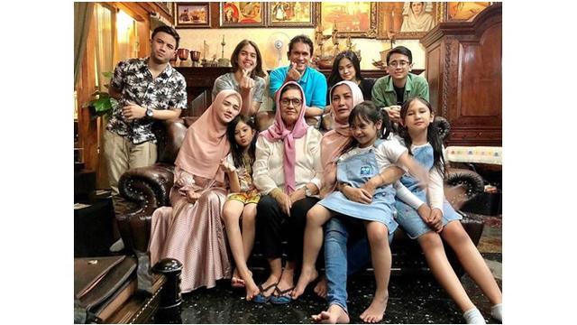 7 Potret Kebersamaan Al, El, Dul dan Anak Mulan Jameela, Jarang ...