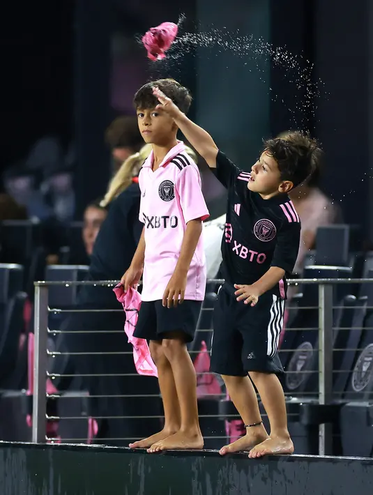 Foto: Tingkah Usil Anak Lionel Messi dan Sergio Busquets, Menciprat Air ...