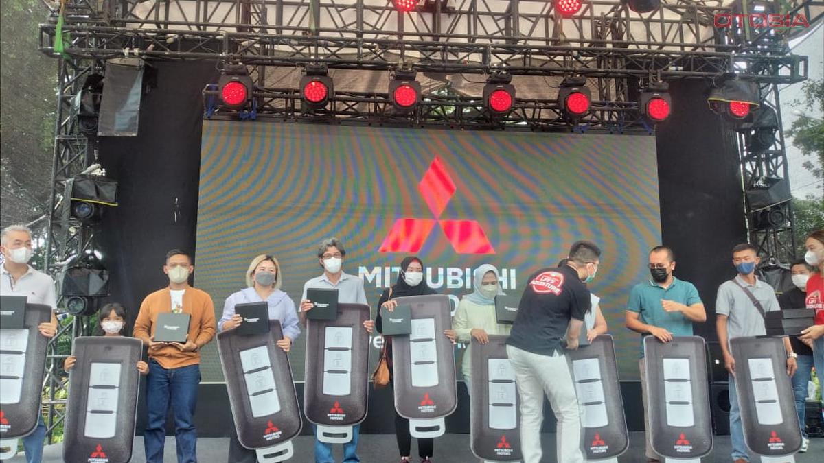 Mitsubishi Serahkan 50 Xpander Cross Kepada Konsumen di Life’s Adventure Park - Mobil Otosia.com