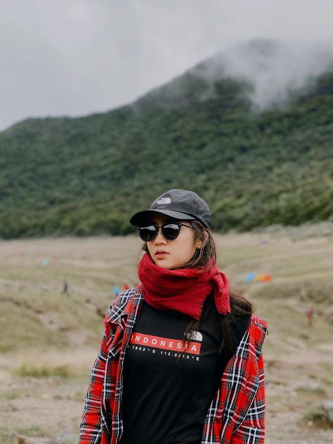 8 Potret Febby Rastanty Mendaki Gunung Merbabu, Bahagianya Capai Puncak ...