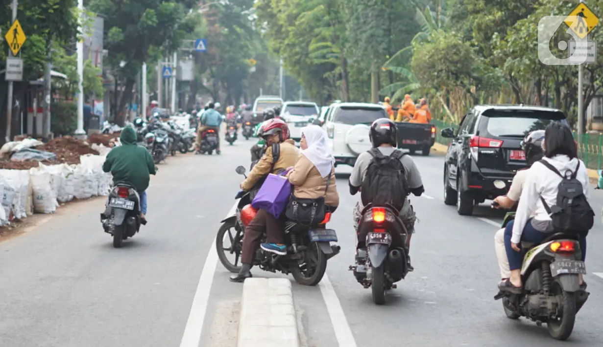FOTO: Minim Pengawasan, Pemotor Bebas Lawan Arah di Lenteng Agung - Foto Liputan6.com