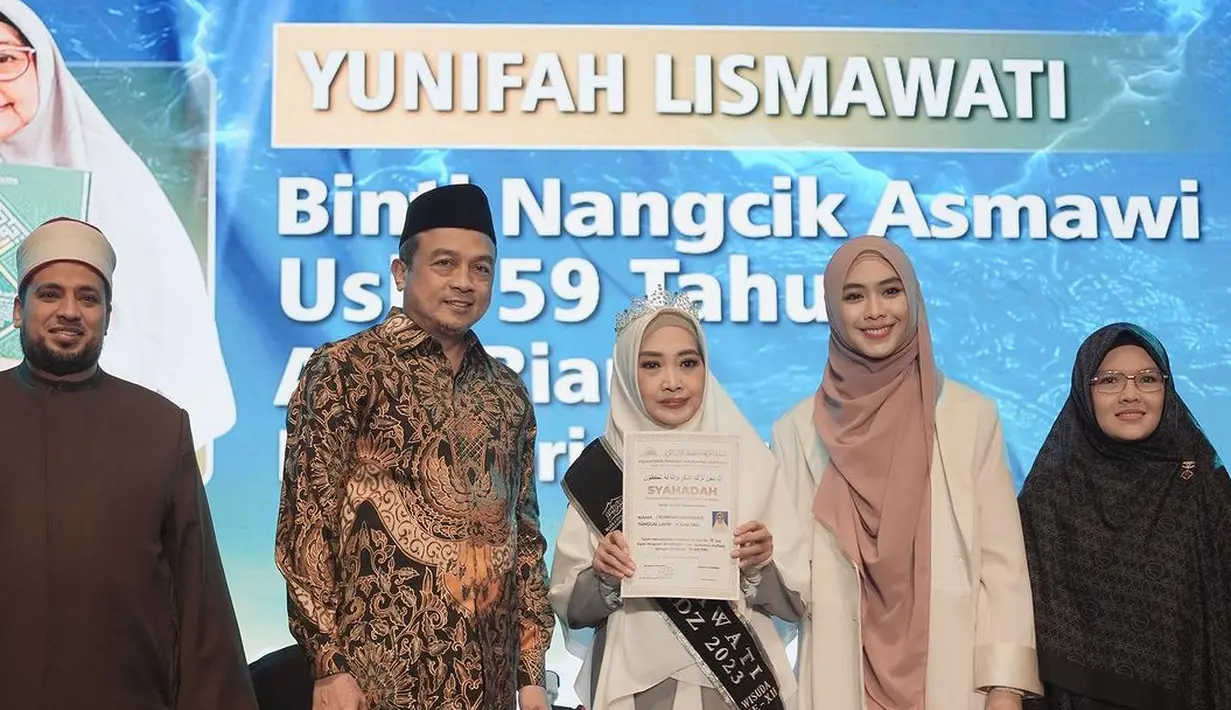 Potret Yunifah Lismawati Ibu Oki Setiana Dewi Jadi Wisudawati Tertua, Pakai Mahkota Duduk di ...