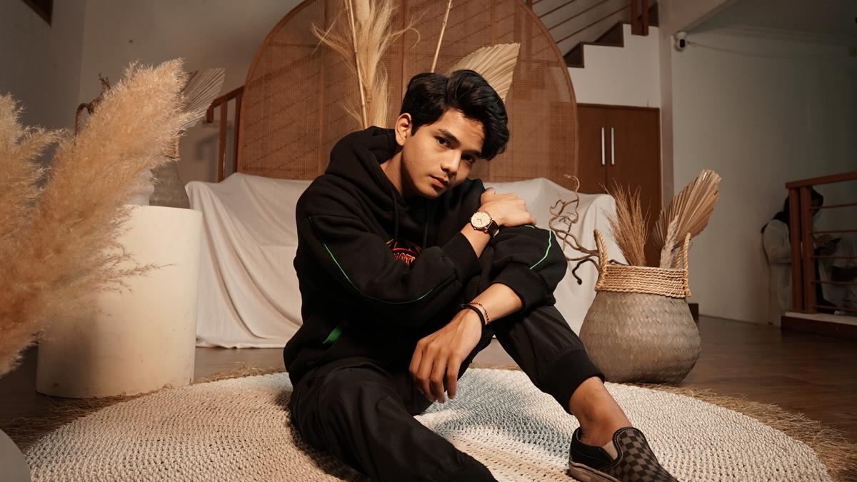 Ray Surajaya Lebih Baik Mengalah dalam Cinta dengan Single Terbarunya ...