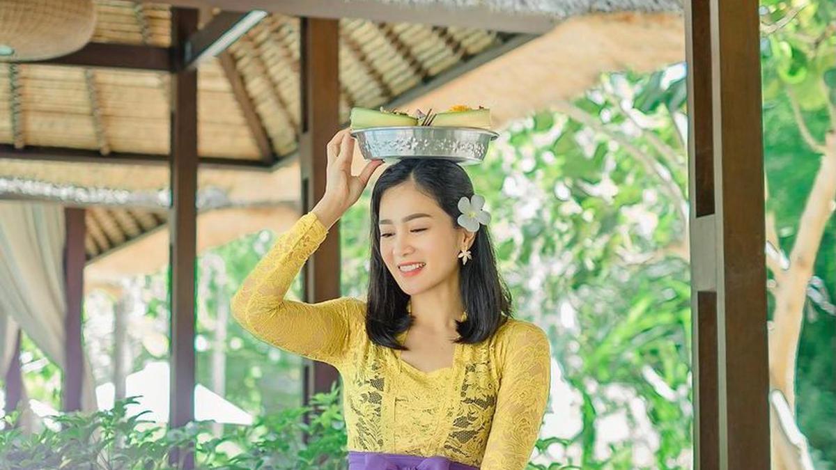 12 Gaya Artis Berbalut Kebaya Bali, Anggun dan Menawan - Page 1 - Photo ...
