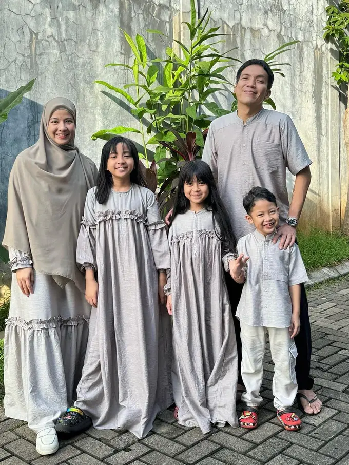 5 Gaya Kompak Desta dan Natasha Rizki yang Masih Pakai Baju Lebaran Kembar dengan Ketiga Anak ...