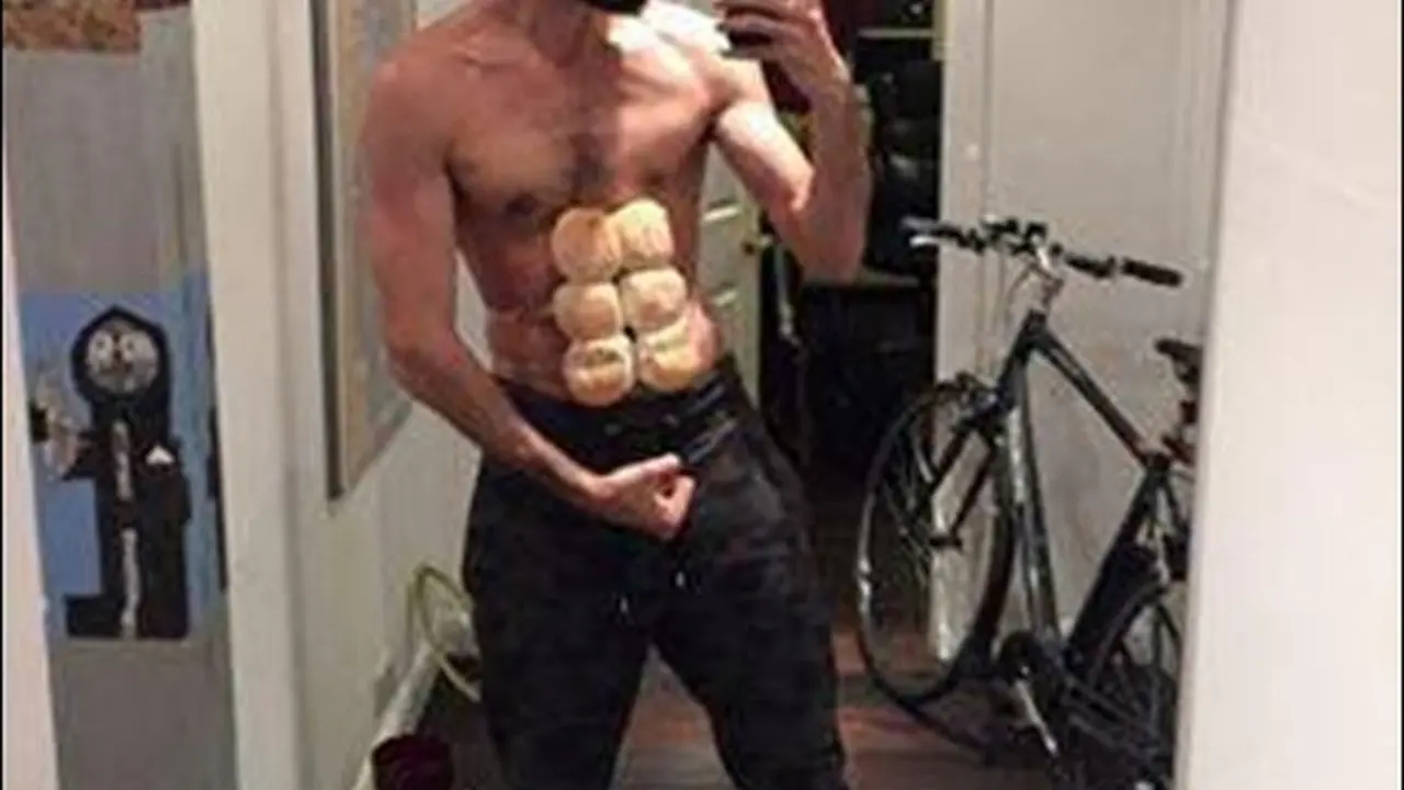 6 Kelakuan Orang Tempel Makanan Di Perutnya Agar Six Pack Ini Kocak Hot 