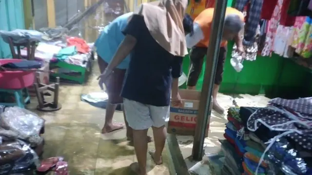 Pasar Jepon Blora Mendadak Diterjang Banjir, Pedagang Kios Sibuk ...