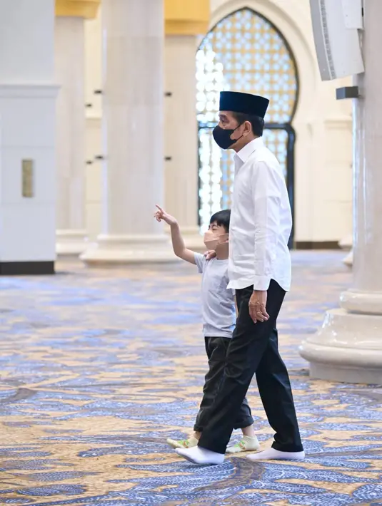 Bersama Iriana dan Jan Ethes, Jokowi Sholat Dhuha di Masjid Sheikh ...