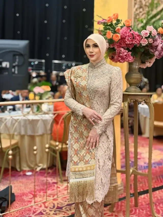 7 Potret Marini Zumarnis Pakai Kebaya Panjang Modern, Gayanya di Acara Mantu Bella Saphira Curi ...