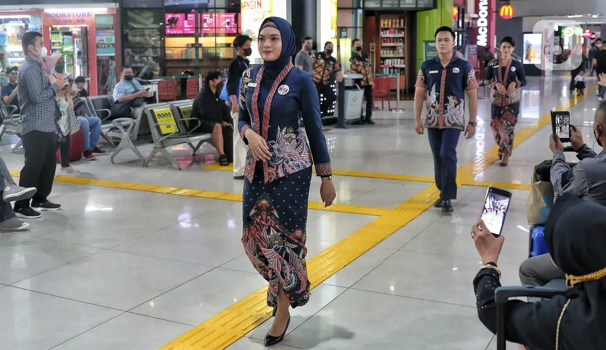 Seragam Baru Petugas Front Liner PT KAI Sambut Perayaan Nataru - Foto ...