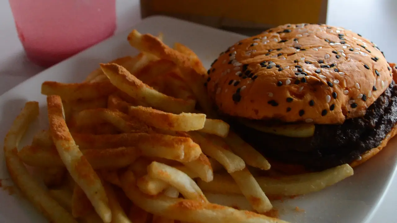 Sambut HUT RI, McDonald's Indonesia Hadirkan Burger Rendang hingga Kopi ...