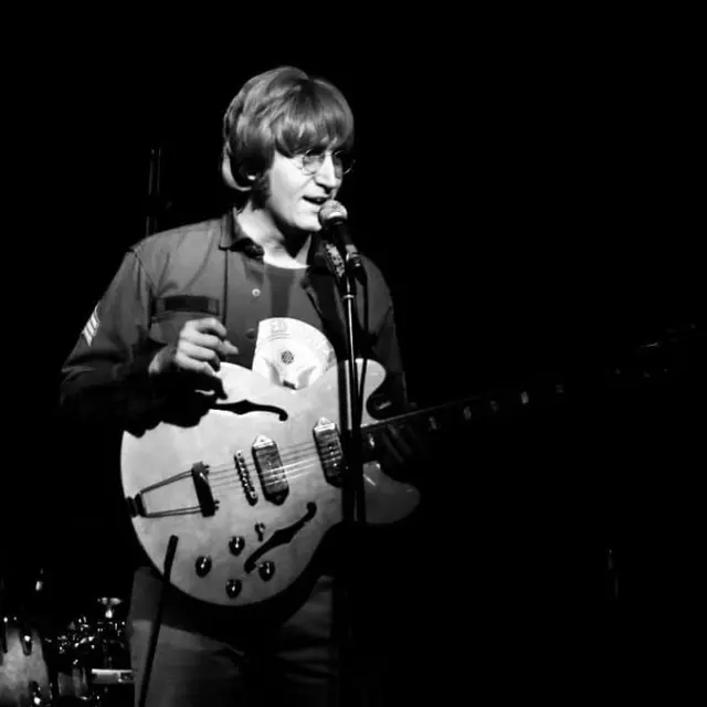 Pria Mirip John Lennon Nyanyikan Lagu Once Mekel - ShowBiz Liputan6.com