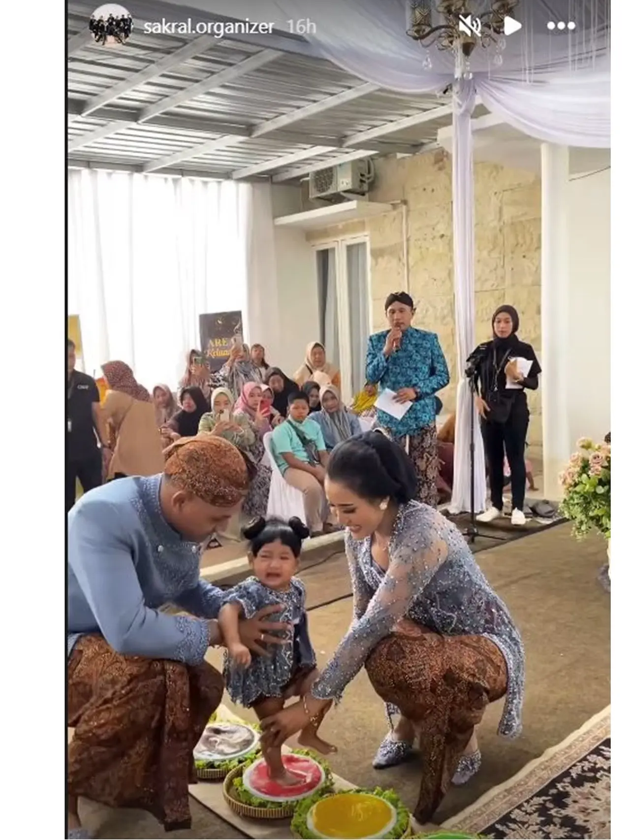 7 Potret Tedak Siten Anak Yeni Inka yang Kental Adat Jawa, Ungkap Wajah Buah Hati - Hot Liputan6.com